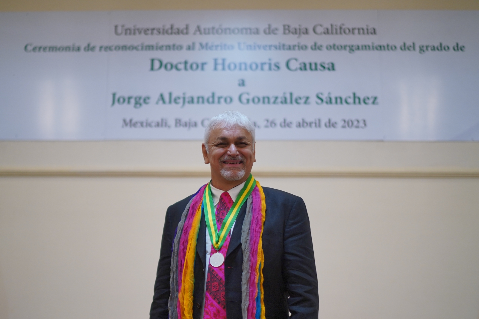 Jorge A. González recibe el grado de doctor honoris causa por la UABC ...